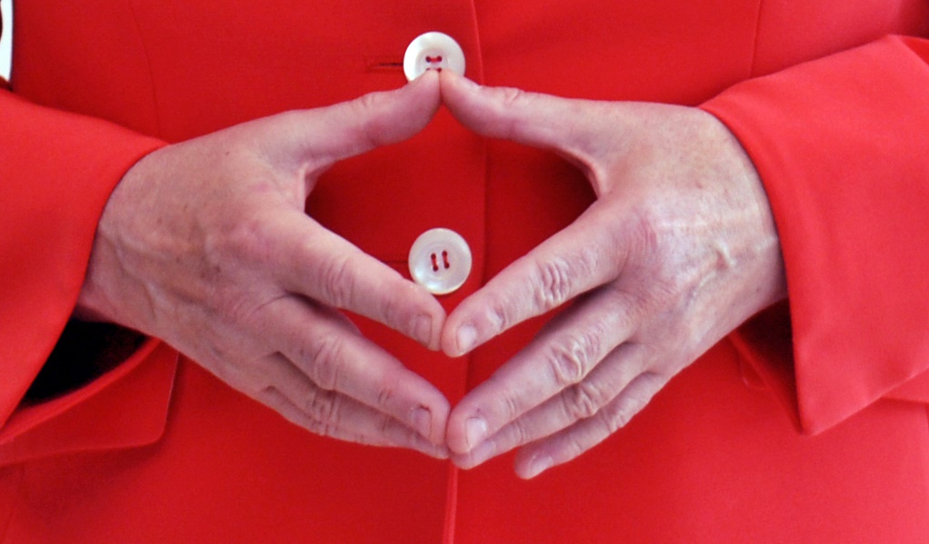 Mnogi to rade, psiholog objasnio: Evo šta znači kada neko postavi ruke ...